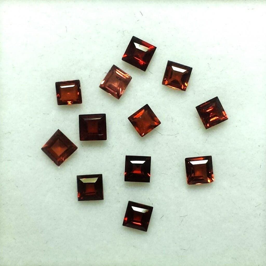 Garnet Square Cut 2.5mm (12 Pcs) - Gold Crown Jewelry