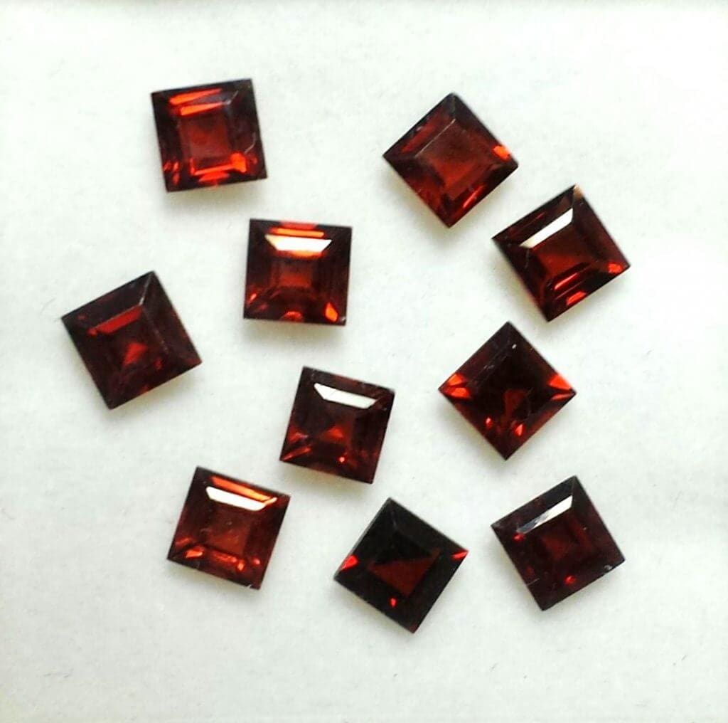 Garnet Square Cut 4mm (10 Pcs) - Gold Crown Jewelry